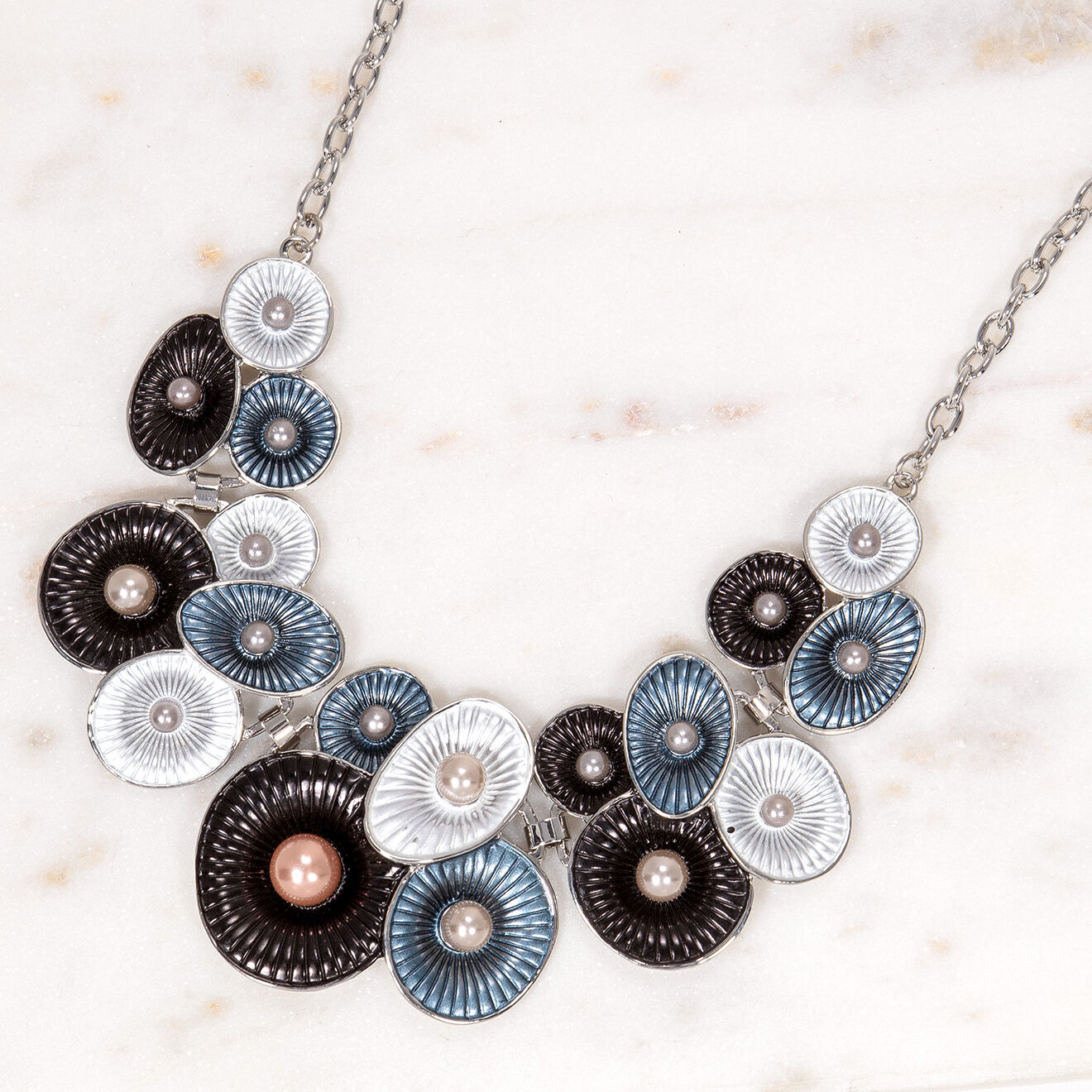 Collier Coraline argenté/noir/blanc - Vente privée Patagonie - BazarChic