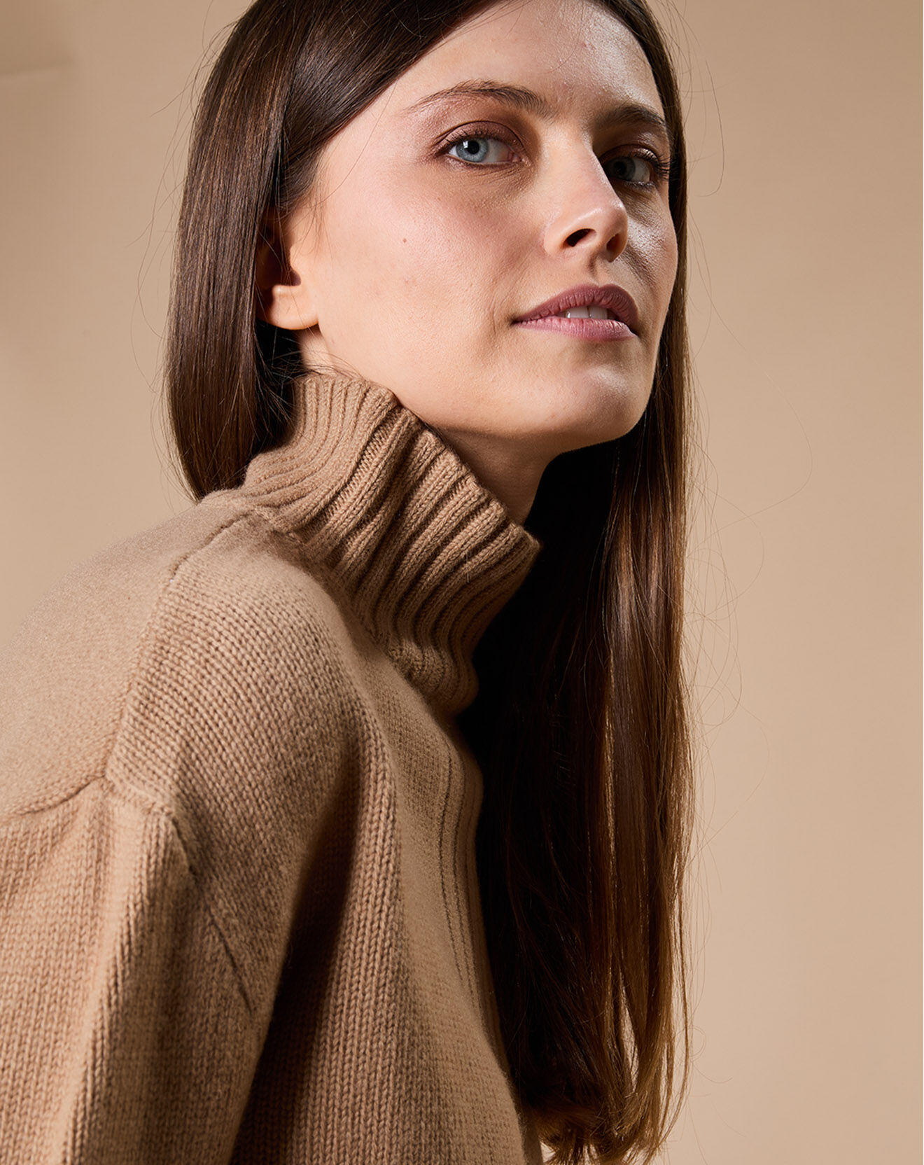 Pull en Laine & Cachemire Ambre col montant 4 côtes camel - Vente ...