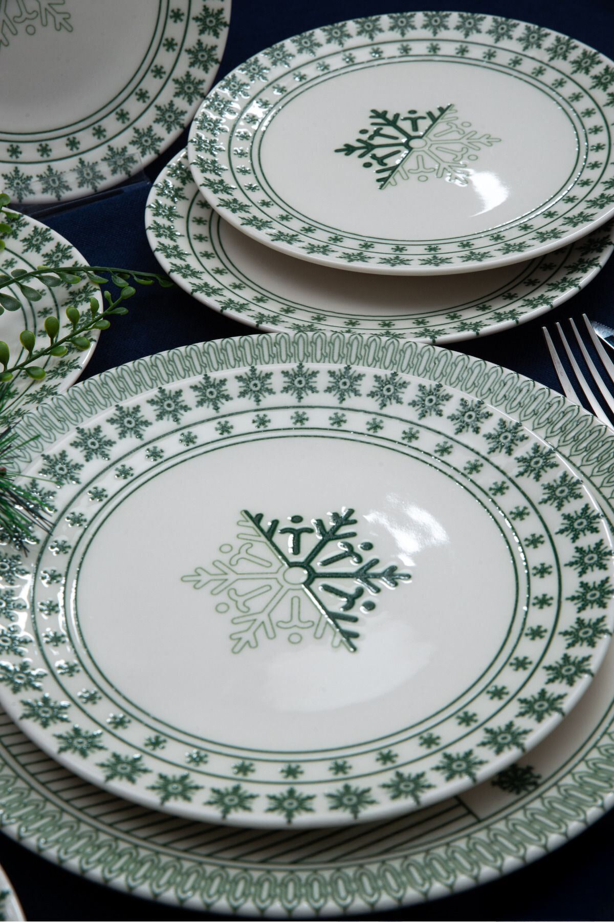 7 Assiettes de service blanc/vert - D.25 cm - Vente Privée Hermia ...